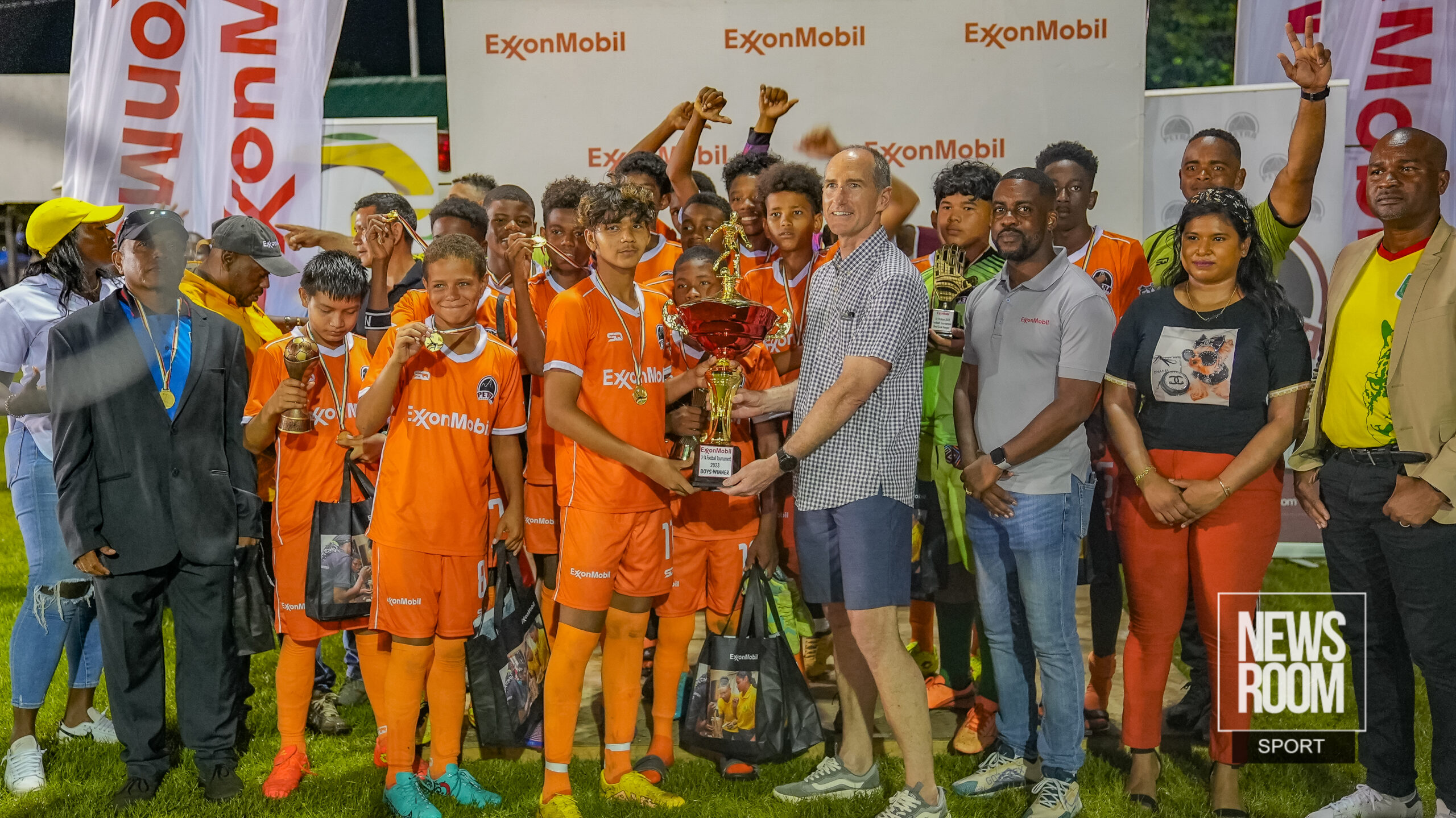 Waramuri Top, Bartica Sec. are ExxonMobil U-14 football champs ...