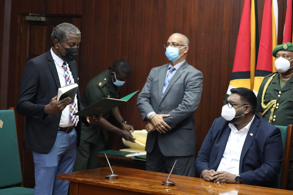 President touts greater teamwork as 10 Mayors, Deputies take oath ...